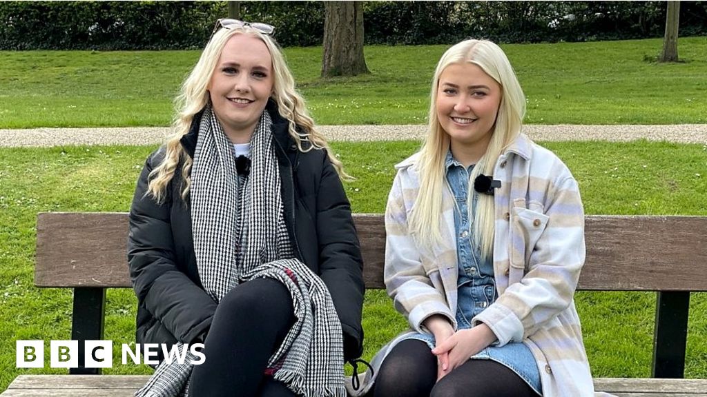 Ulcerative colitis: A stoma bag 'will give you your life back' - BBC News