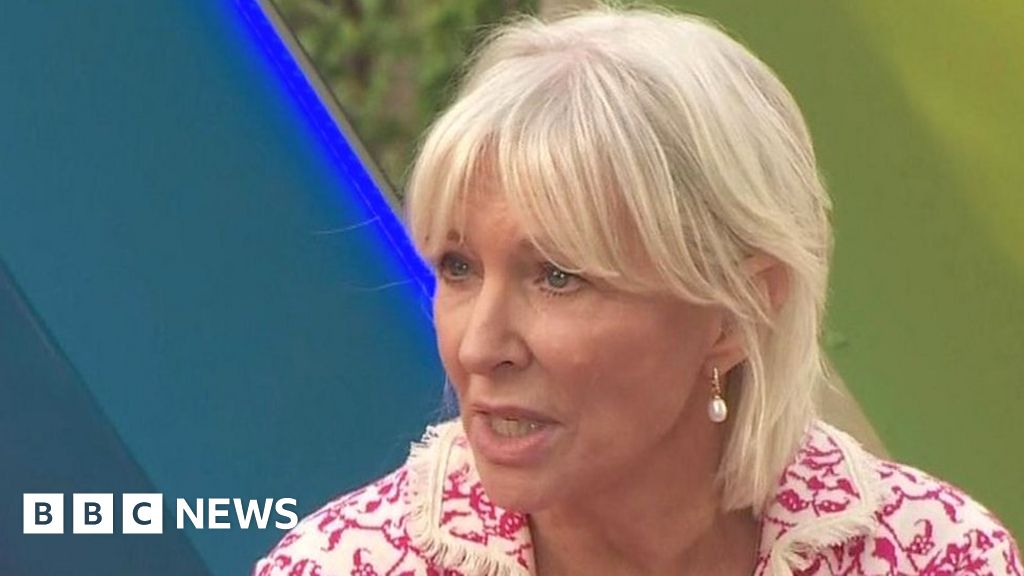 Tory leadership: Nadine Dorries defends Claire's Accessories attack on Rishi Sunak - BBC News