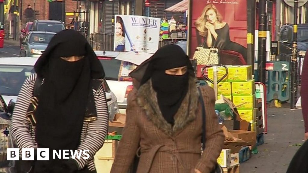 Gap between different ethnic groups in the UK is widening - BBC News