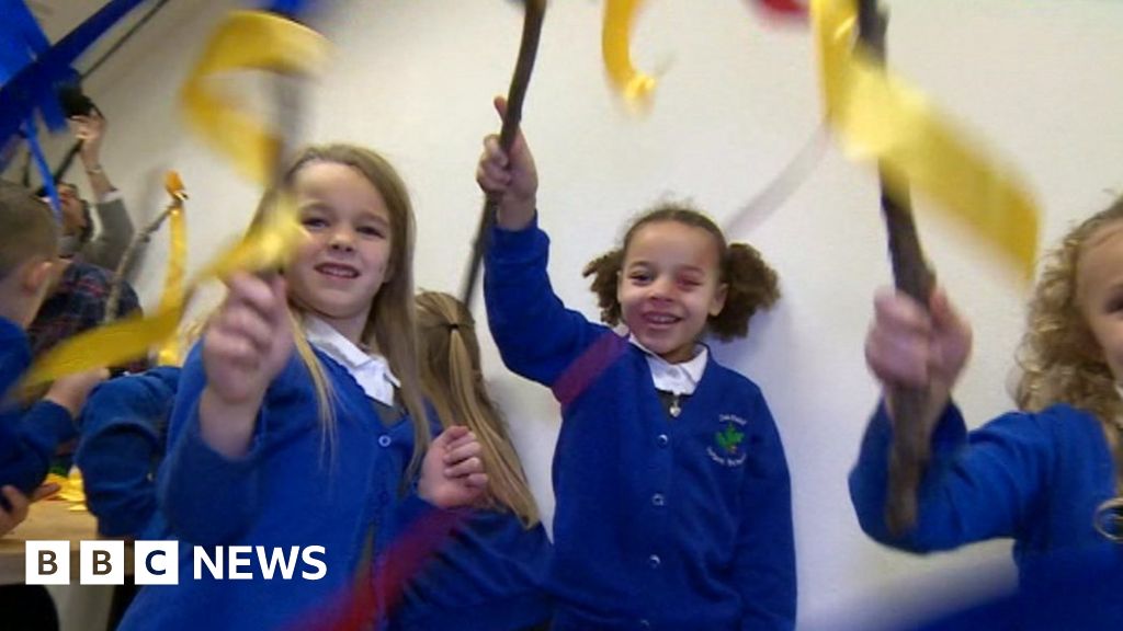 Gateshead youngsters star in Traidcraft charity video - BBC News