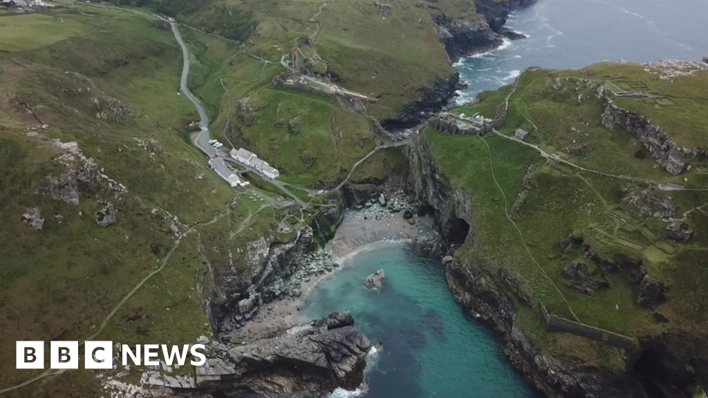Two men rescued after getting stuck on Tintagel cliffs - BBC News