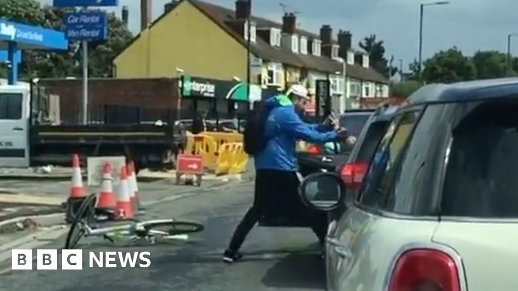 Slough road fight: Cyclist and driver filmed brawling - BBC News