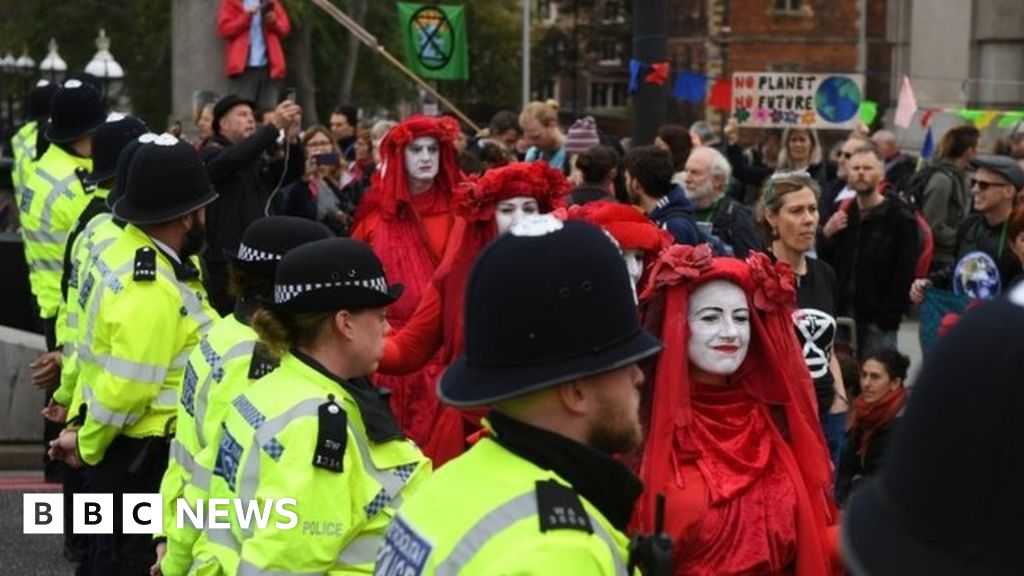 Extinction Rebellion protests: UK arrests as global demonstrations ...
