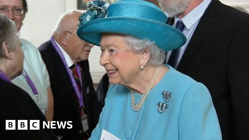 Queen Elizabeth II: Tower Hamlets pupils remember special visit - BBC News