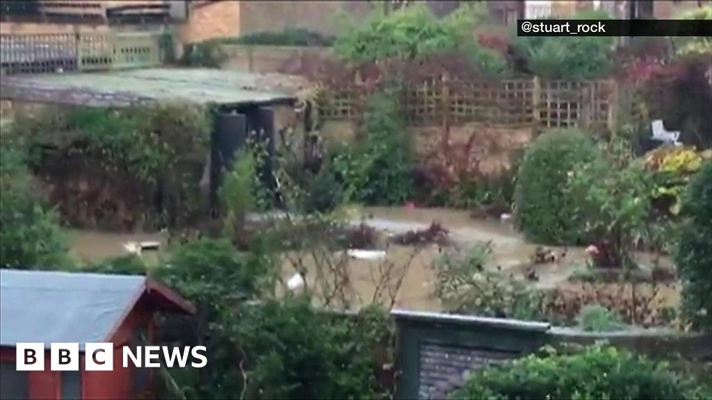Islington flooding: Burst water main leads to evacuations - BBC News