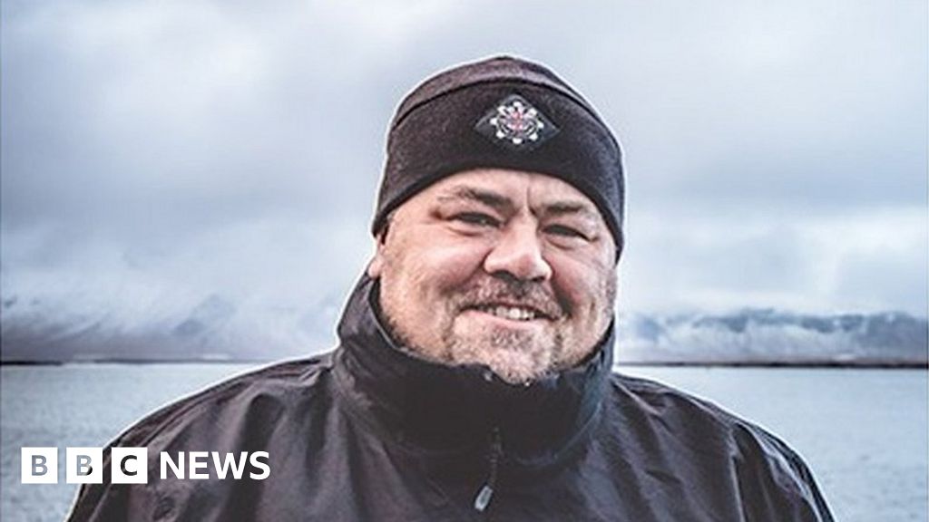 Walton and Frinton lifeboat volunteers quit after manager departure - BBC News