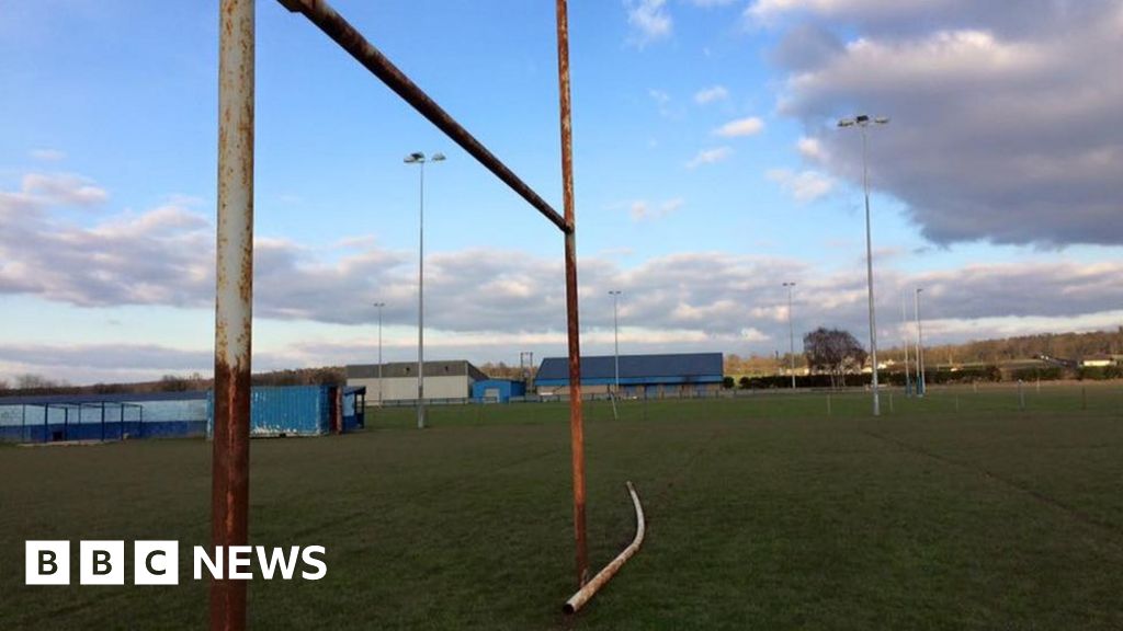 Man injured by falling post at Shrewsbury rugby game - BBC News