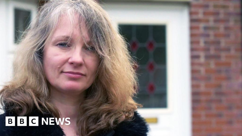 The estate where neighbours began to ‘vanish’ - BBC News