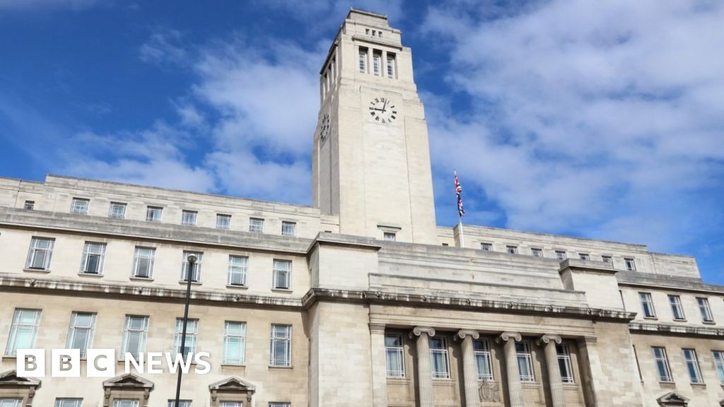 Leeds Dock to Woodhouse bus service on the road again
