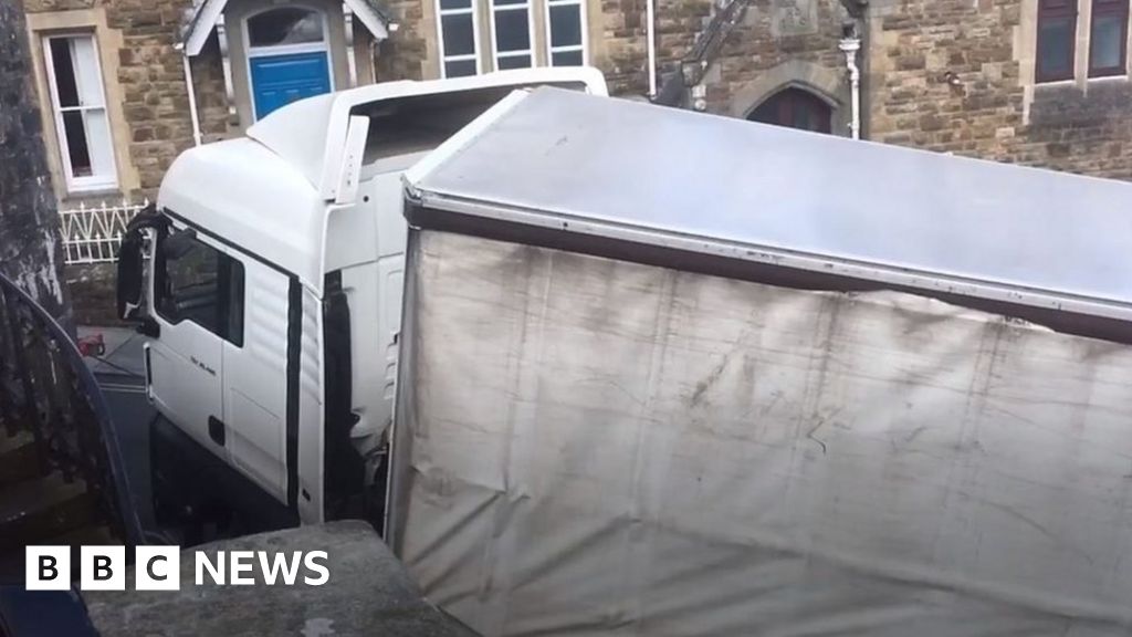 Lorry stuck on notoriously steep Tower Hill