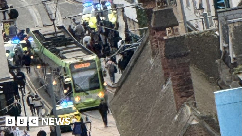 Croydon: Arrest as man fatally stabbed in Fellmongers Yard - BBC News