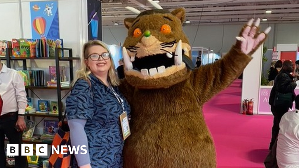 Young Cornish writers urged to enter competition - BBC News