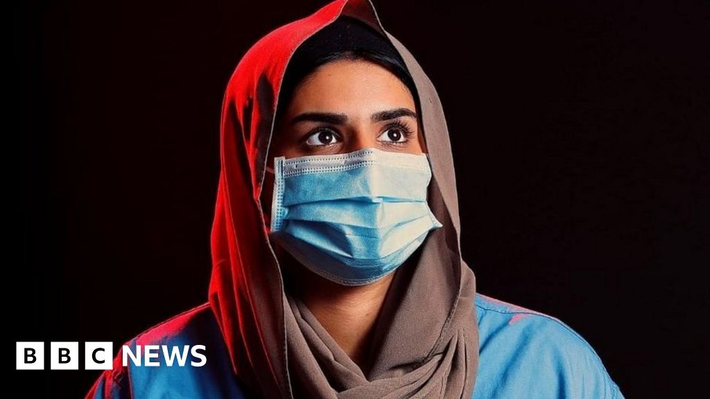 Coronavirus: London security guard photographs his hospital heroes