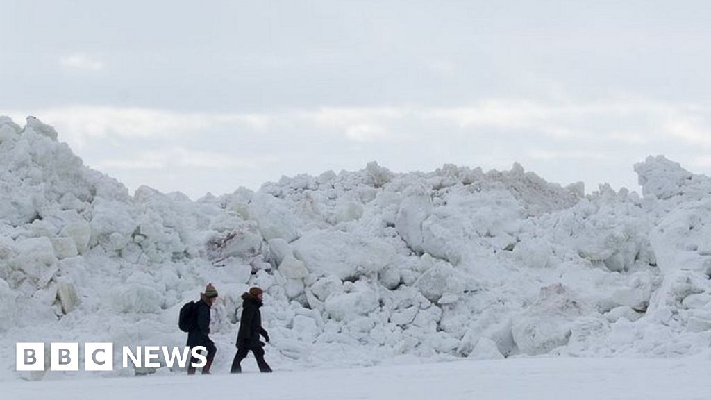 St Petersburg ice walls thrill Russians - BBC News