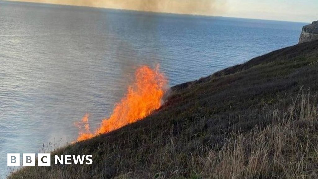 Footpaths closed after Tintagel cliff fire - BBC News