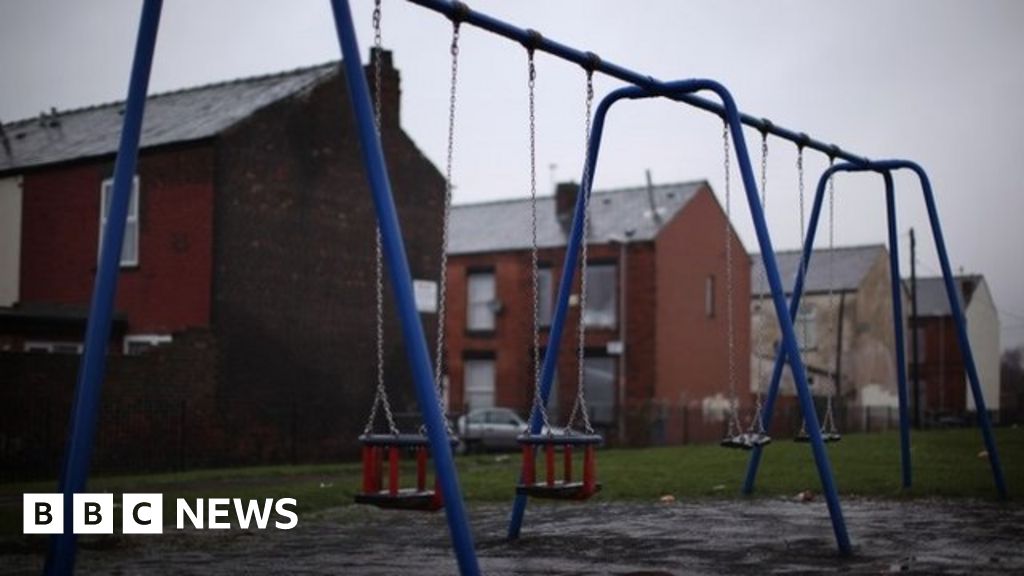 Young Britons 'could lose tax credits and housing benefits' - BBC News