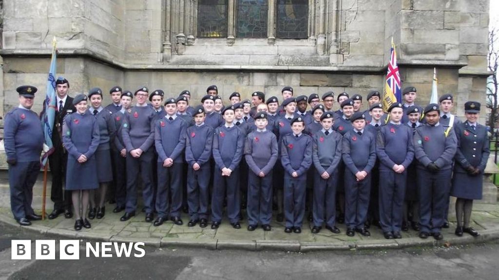 Air Training Corps squadrons' parade through Doncaster - BBC News