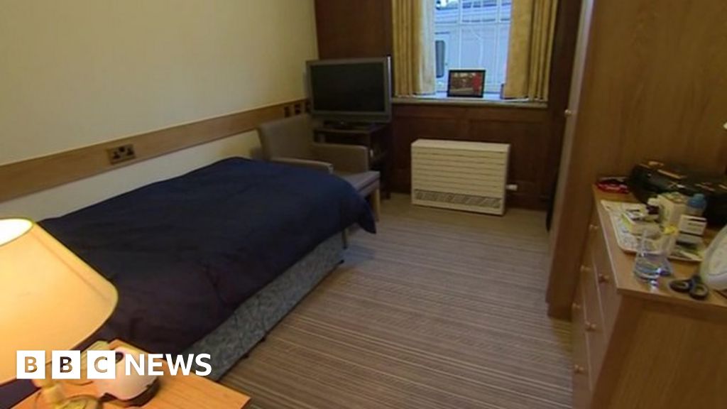 Chelsea pensioners move in to new refurbished rooms - BBC News