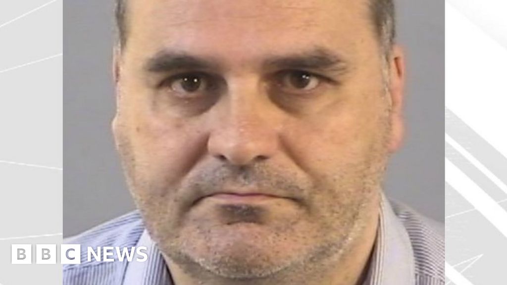 Bursledon child abuse councillor 'avoided checks' - BBC News
