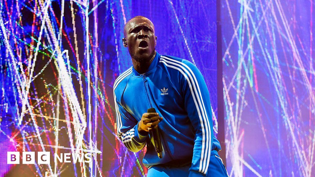 Stormzy performs Big For Your Boots at Glastonbury 2017 - BBC News