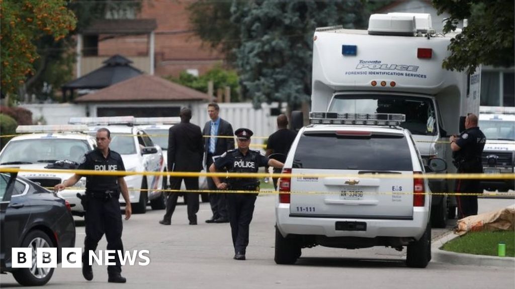Toronto man charged over crossbow triple murder - BBC News