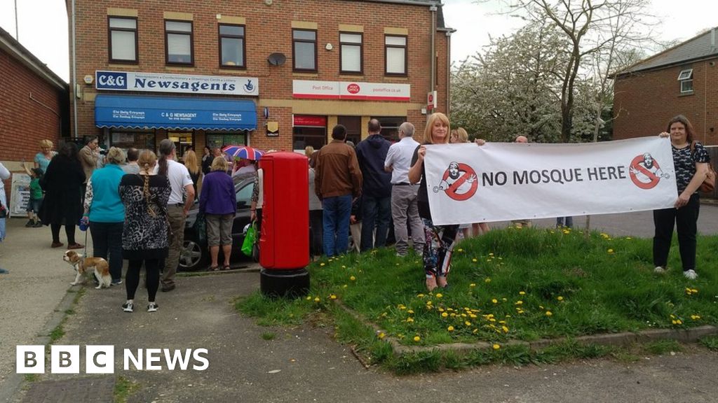 Demonstrators protest outside new Tilehurst mosque site - BBC News