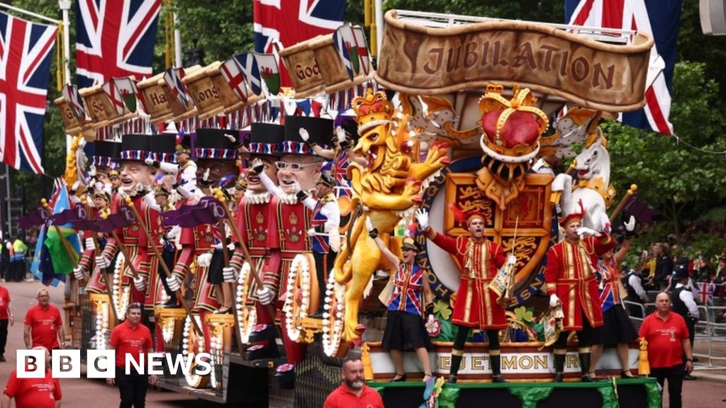 Thousands celebrate with Jubilee street parties - BBC News
