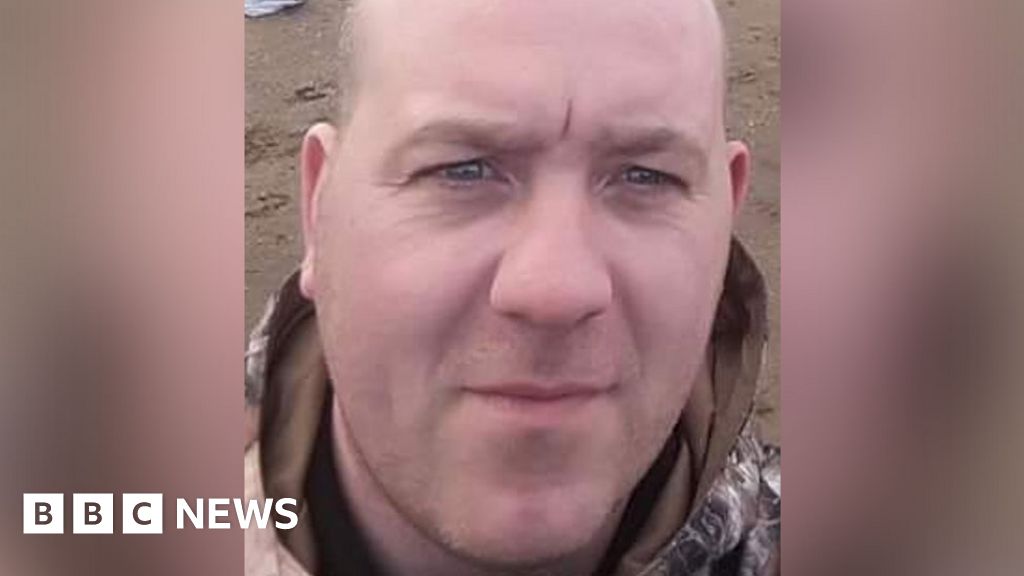 Police probe death of man after assault in Glasgow - BBC News