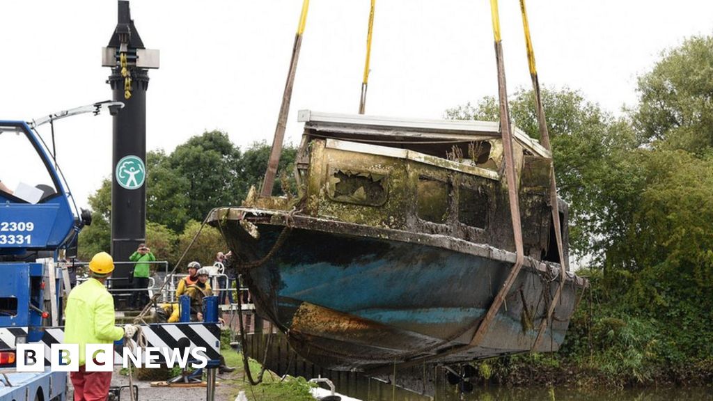 River Hull sunken boats' owners being sought - BBC News