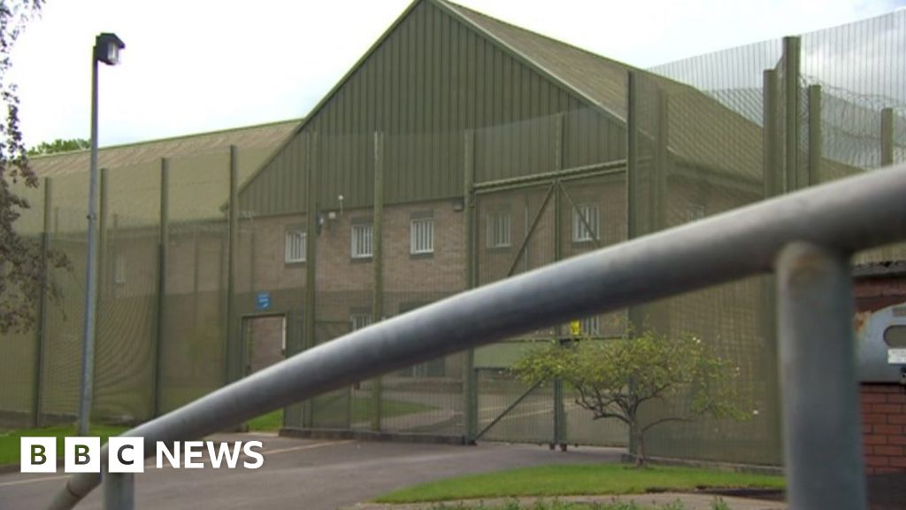 Prison governor wants longer sentences to help female inmates - BBC News