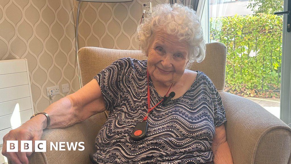 Northampton Town fan Grace Richards turns 100 after 92 years of support - BBC News