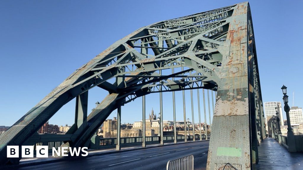 Tyne Bridge: Hopes of revamp in time for centenary - BBC News