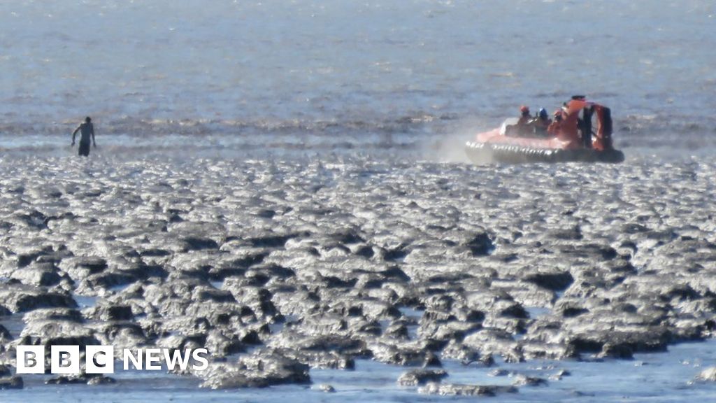 Stuck boy, 10, rescued from seaside mud - BBC News