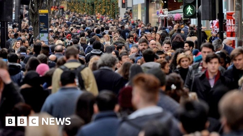UK population rise of 538,000 is biggest for 70 years - BBC News