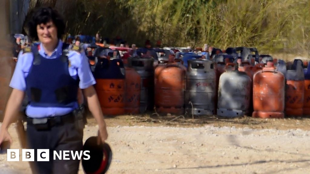 Barcelona attack: Spain terror cell had 120 gas canisters - BBC News