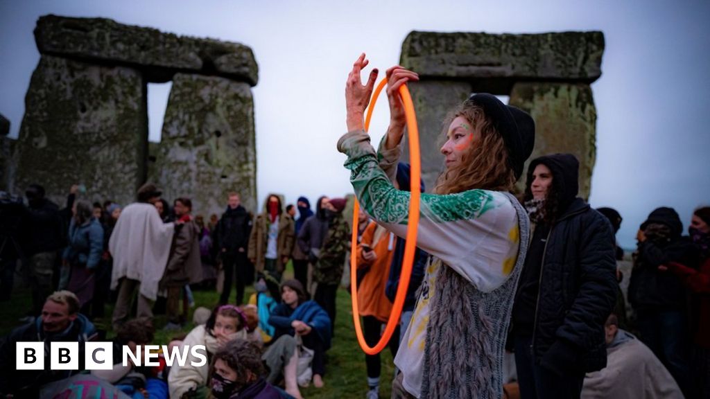 Stonehenge summer solstice: In pictures - BBC News