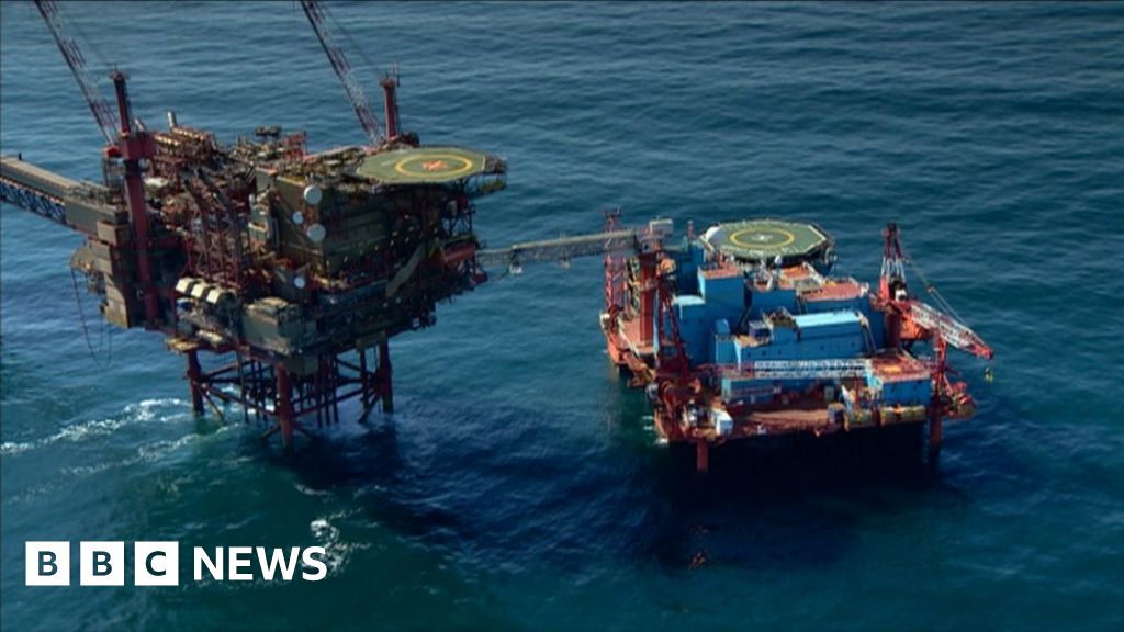 Oil slump impact on nation's balance sheet - BBC News