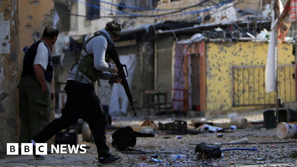 Clashes rock Palestinian refugee camp in Lebanon - BBC News