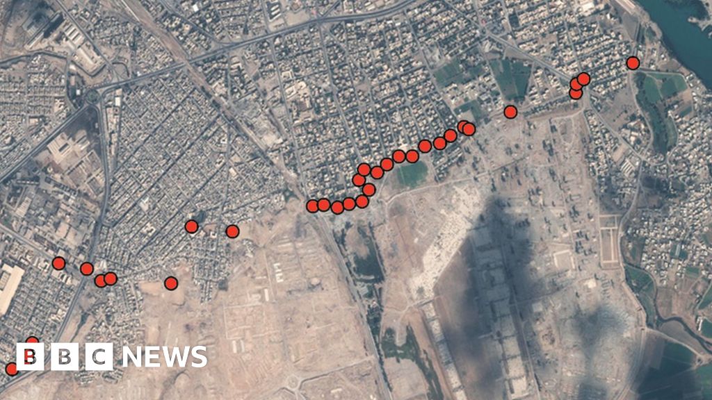 Mosul satellite images reveal IS barricades - BBC News