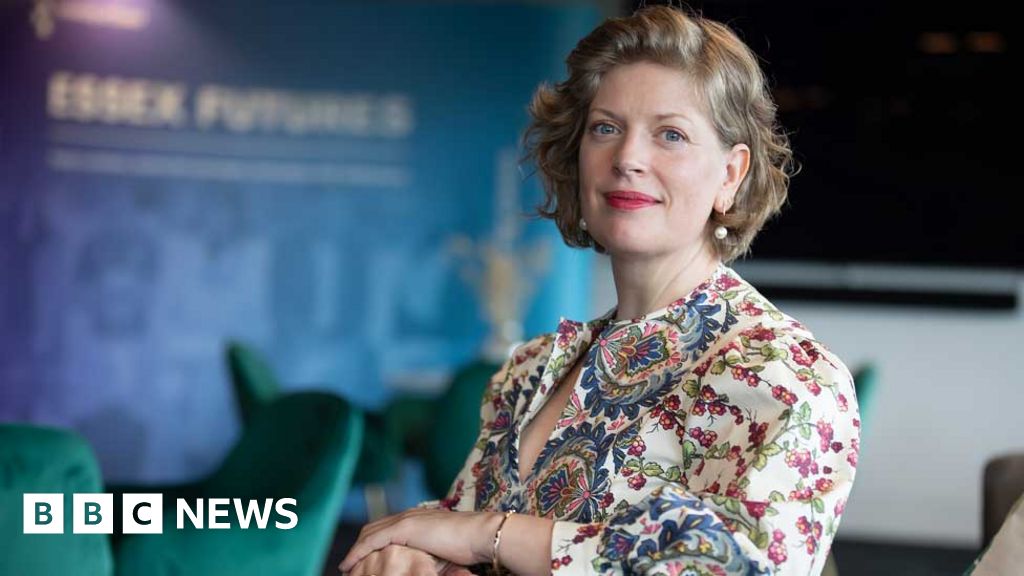 Essex Serpent author Sarah Perry becomes university chancellor - BBC News