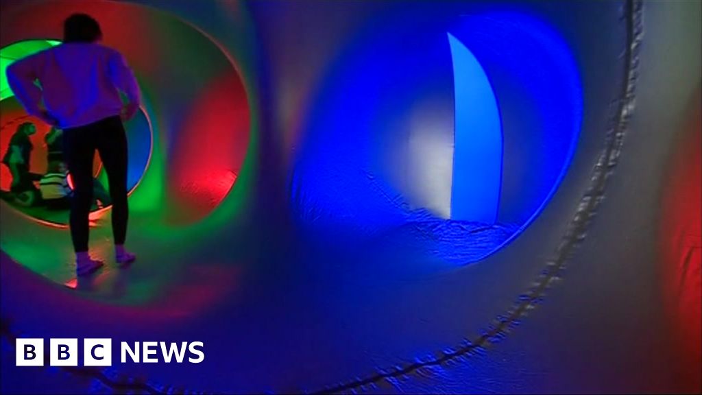 Hull park gets giant inflatable walk-through sculpture - BBC News