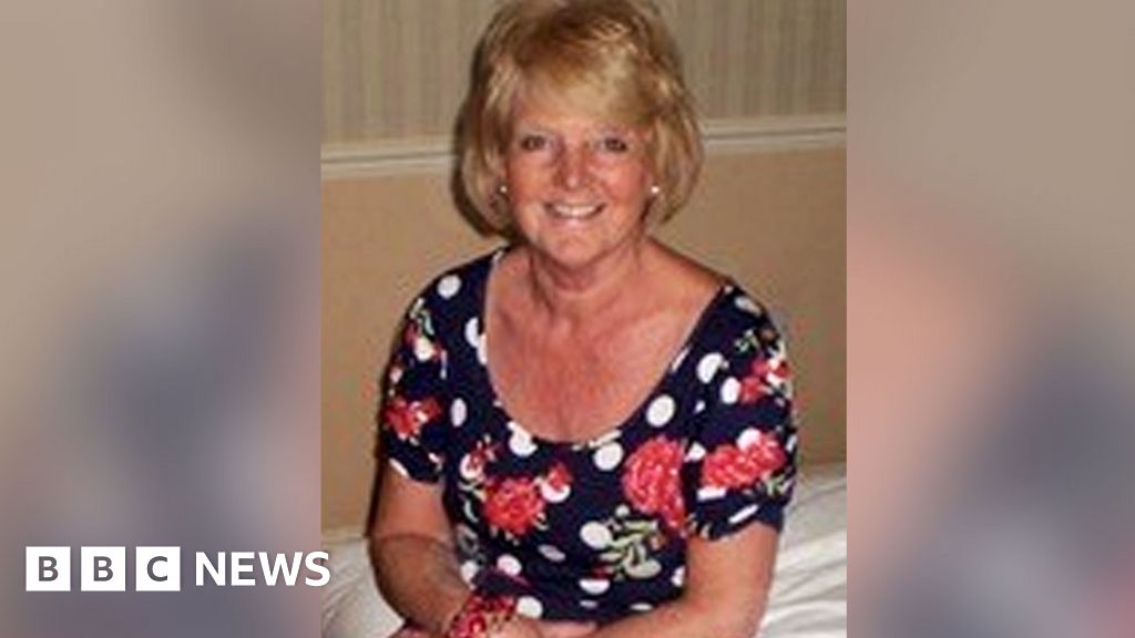 Tributes to grandmother who died in Oxfordshire crash - BBC News