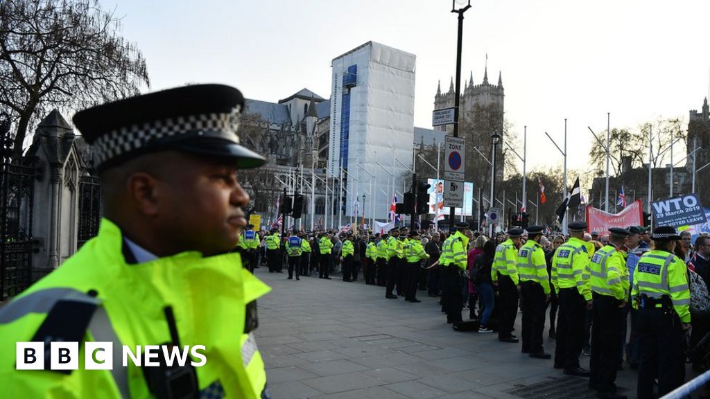 Brexit: Police warn MPs and campaigners not to inflame tensions - BBC News