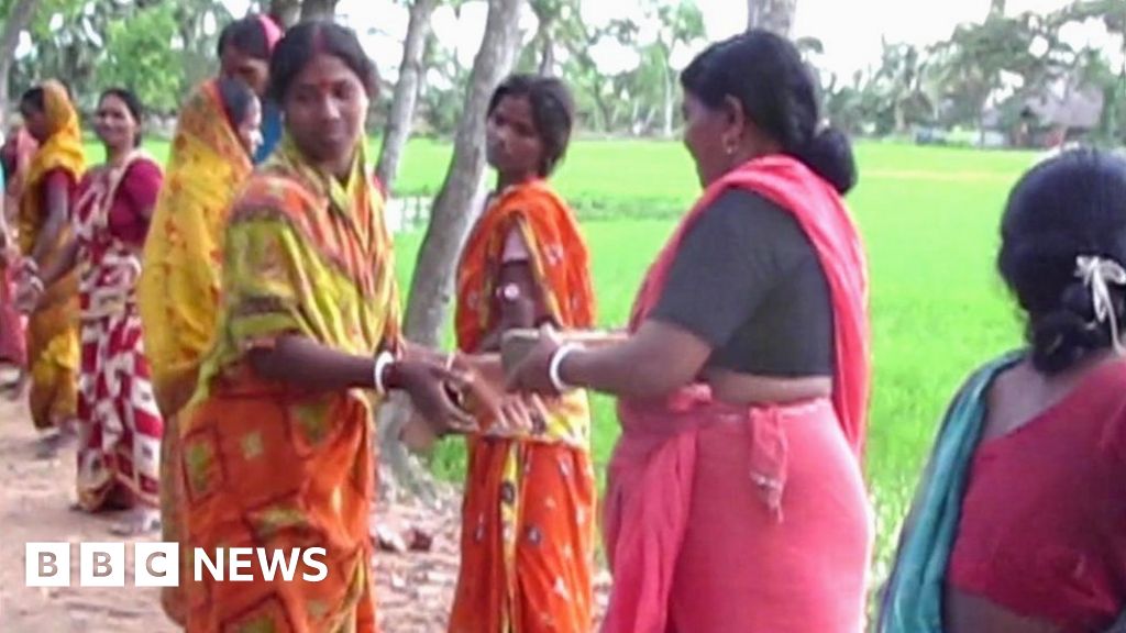 The women in India building a road to a new life - BBC News