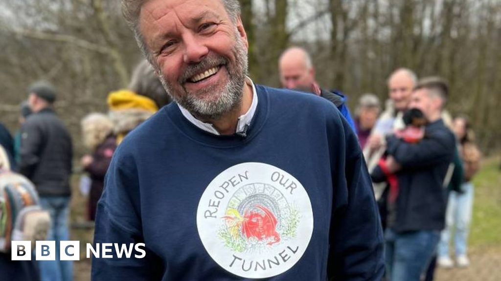 Homes Under the Hammer's Martin Roberts' Rhondda pub plan - BBC News