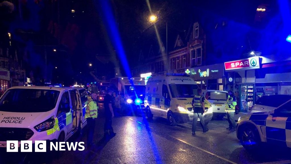 Man treated for knife wounds after Cardiff city centre incident - BBC News