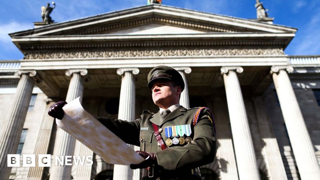 Easter Rising: Centenary parade takes place in Dublin - BBC News