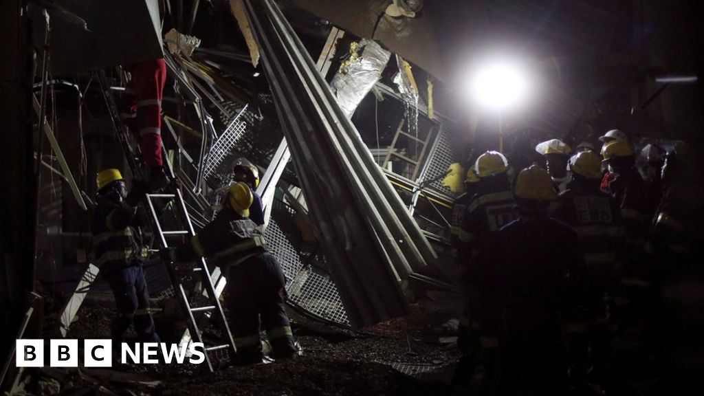 South Africa hospital roof collapse - everyone rescued - BBC News