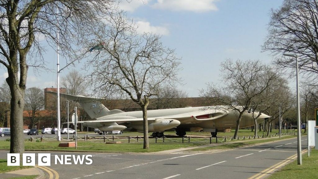 RAF Marham: Victor jet at base entrance to be scrapped - BBC News