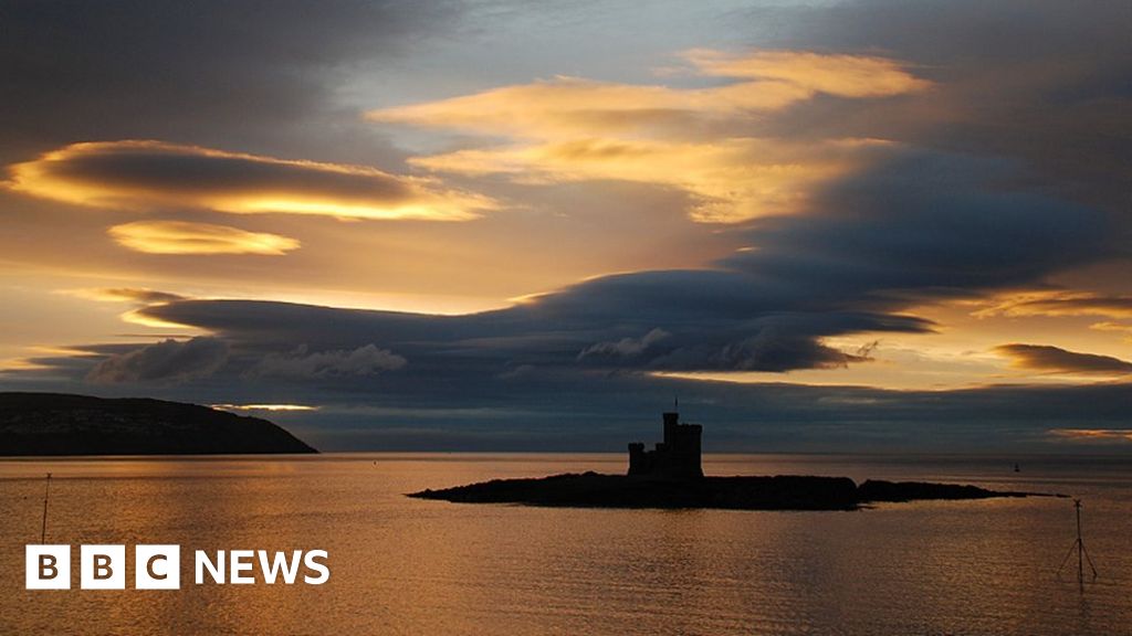 Irish Sea territory discussions with UK backed by Tynwald - BBC News